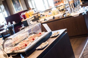 Pequeno-almoço tipo buffet diário (22 EUR por pessoa) 