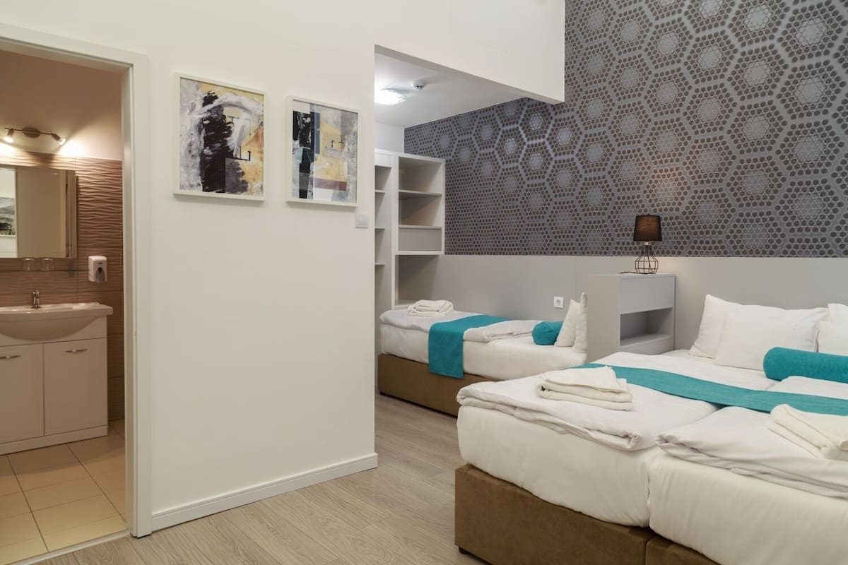 Quarto Triplo Deluxe | Minibar grátis, cofre no quarto, secretária, quartos insonorizados