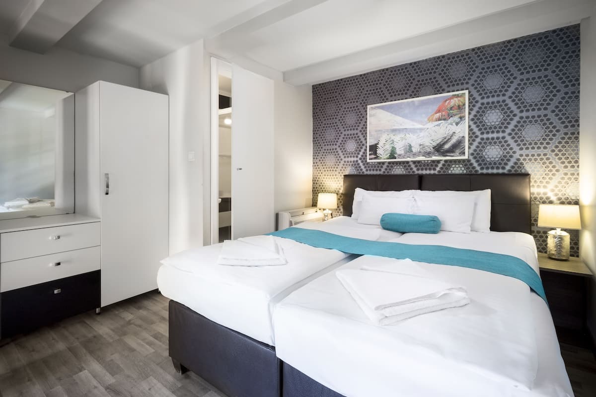 Minibar grátis, cofre no quarto, secretária, quartos insonorizados