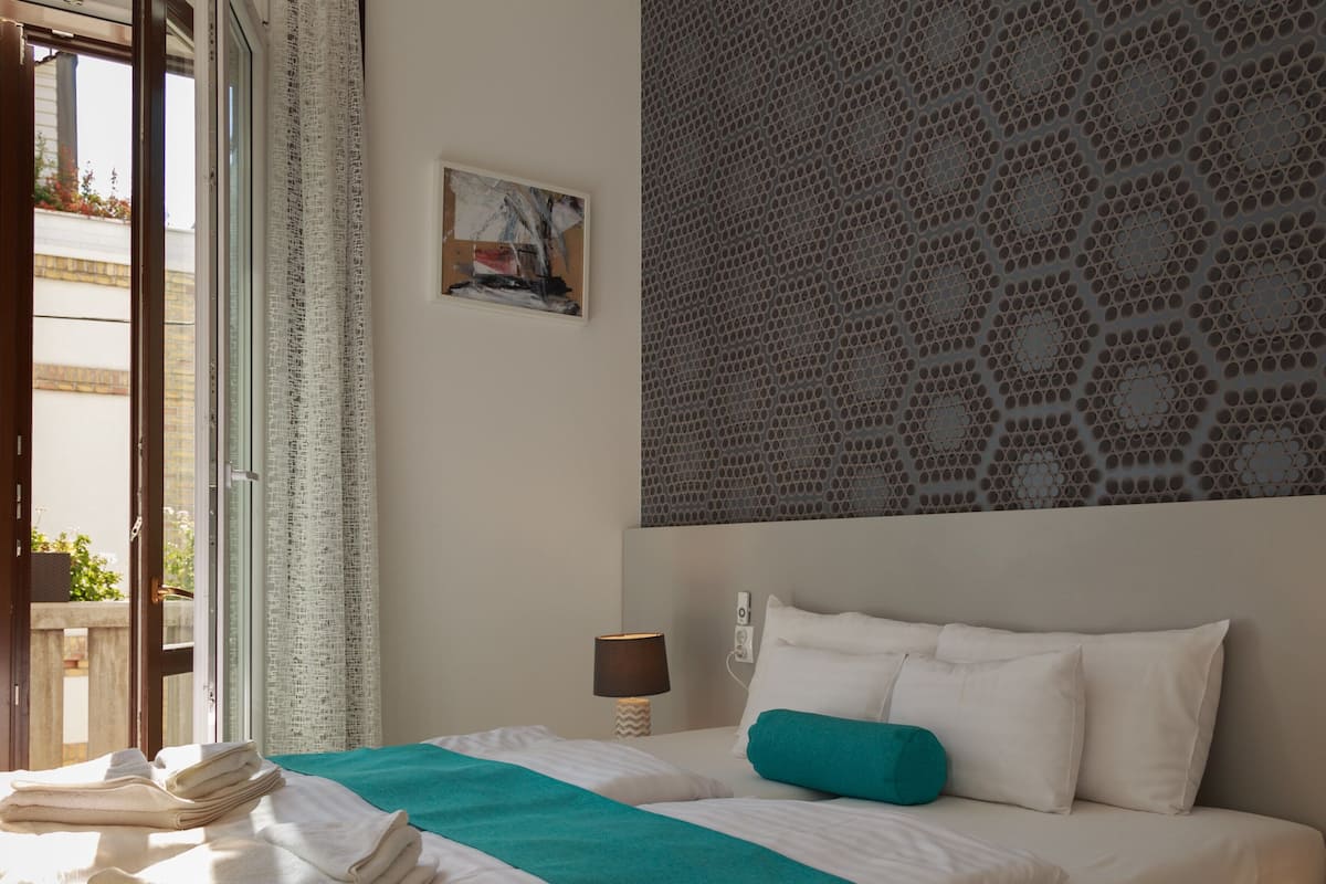 Quarto Duplo ou Twin Deluxe, varanda | Minibar grátis, cofre no quarto, secretária, quartos insonorizados