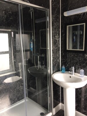 Um polibã, artigos de higiene pessoal grátis, toalhas fornecidas 