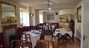 Pequeno-almoço completo diário incluído 