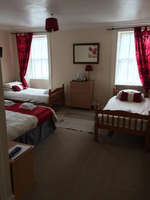 Ferro/tábua de engomar, Wi-fi grátis, roupa de cama fornecida 