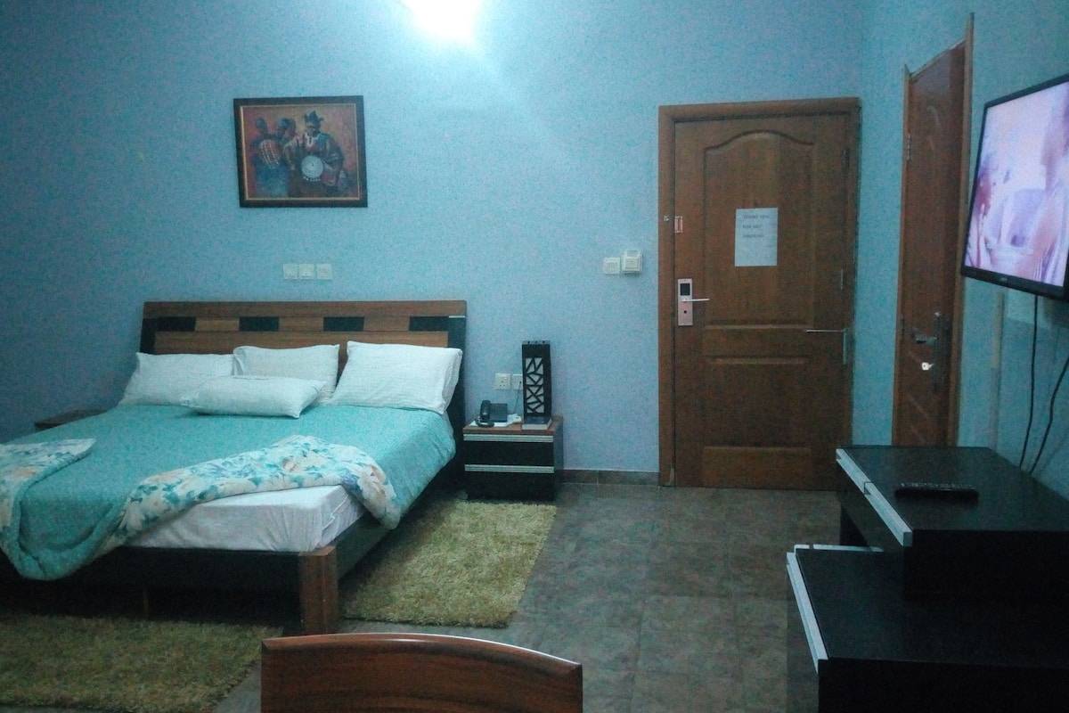 Suite, 1 quarto | Cofre no quarto, secretária 