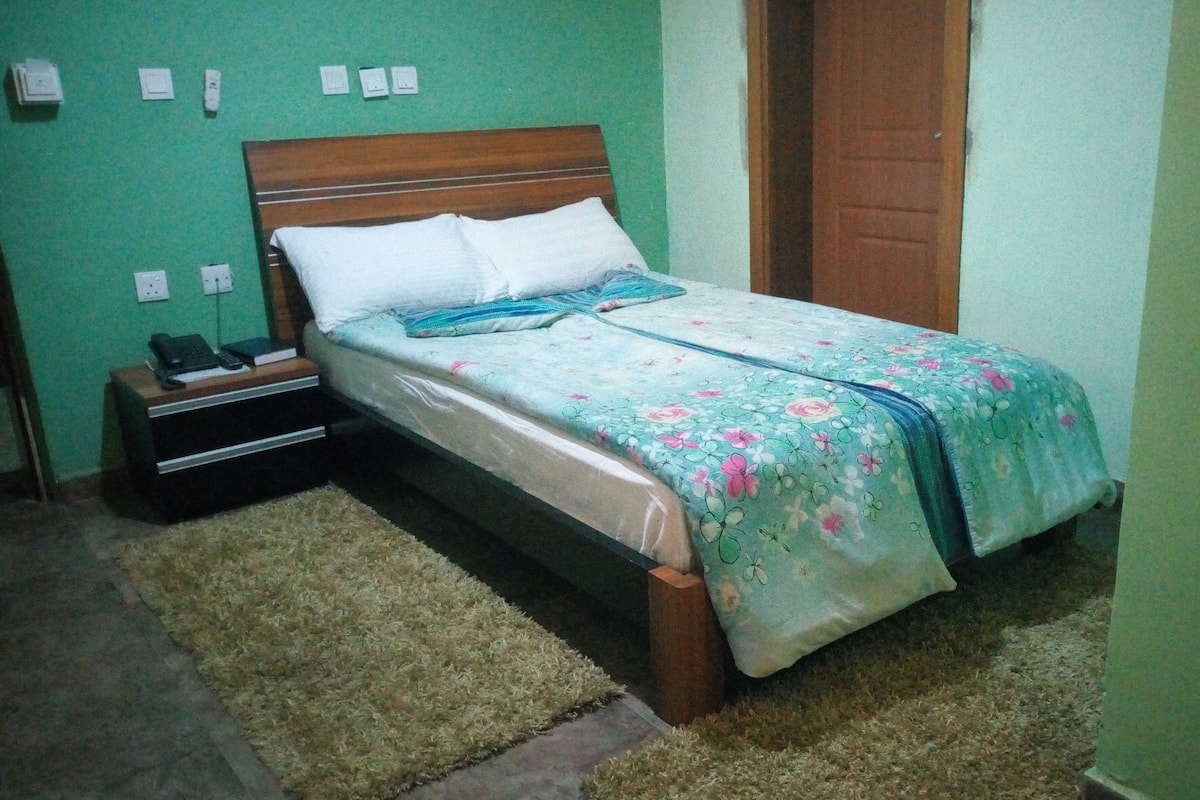 Quarto Individual | Cofre no quarto, secretária 