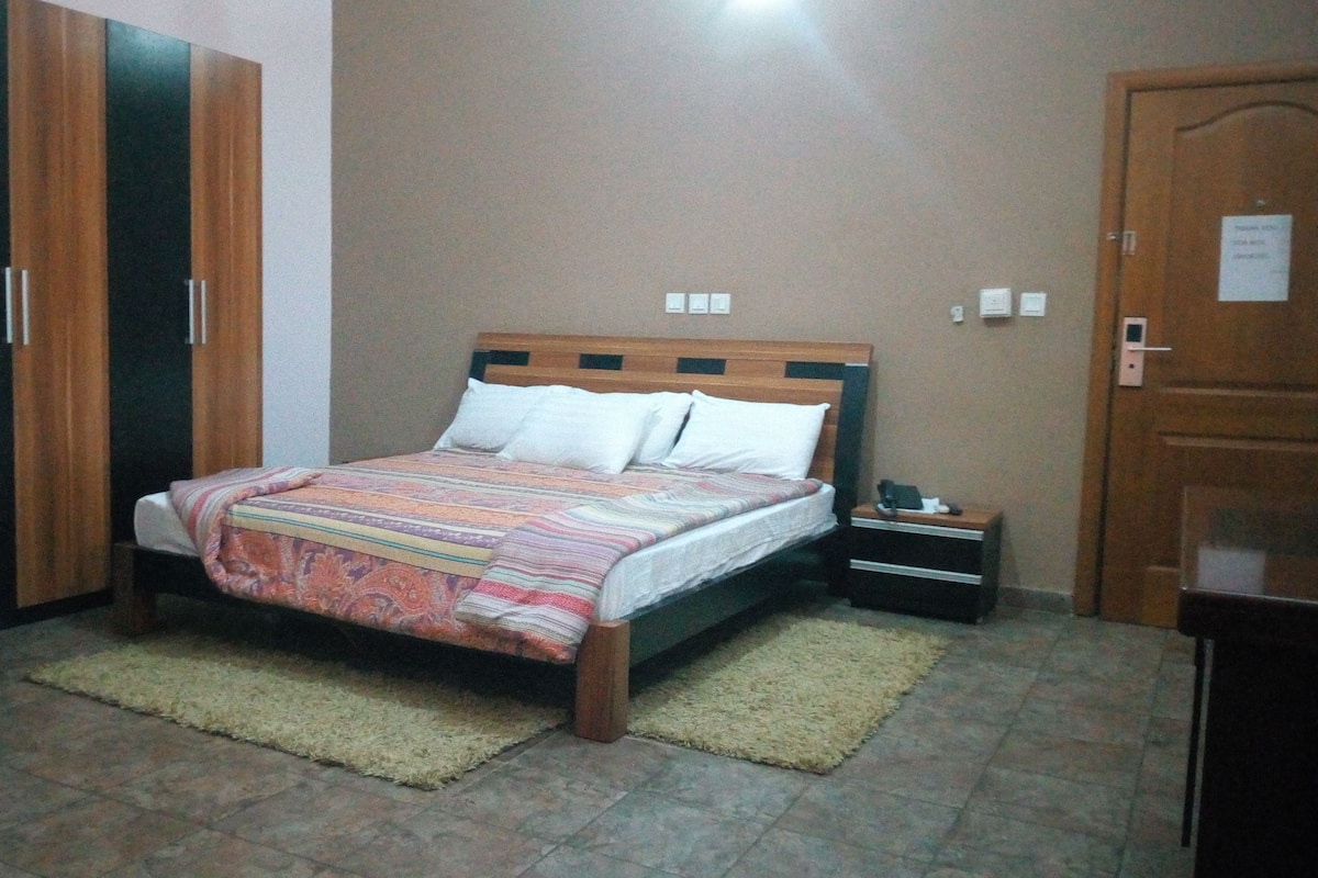 Quarto Duplo de Luxo | Cofre no quarto, secretária 