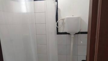 Chuveiro, toalhas de banho