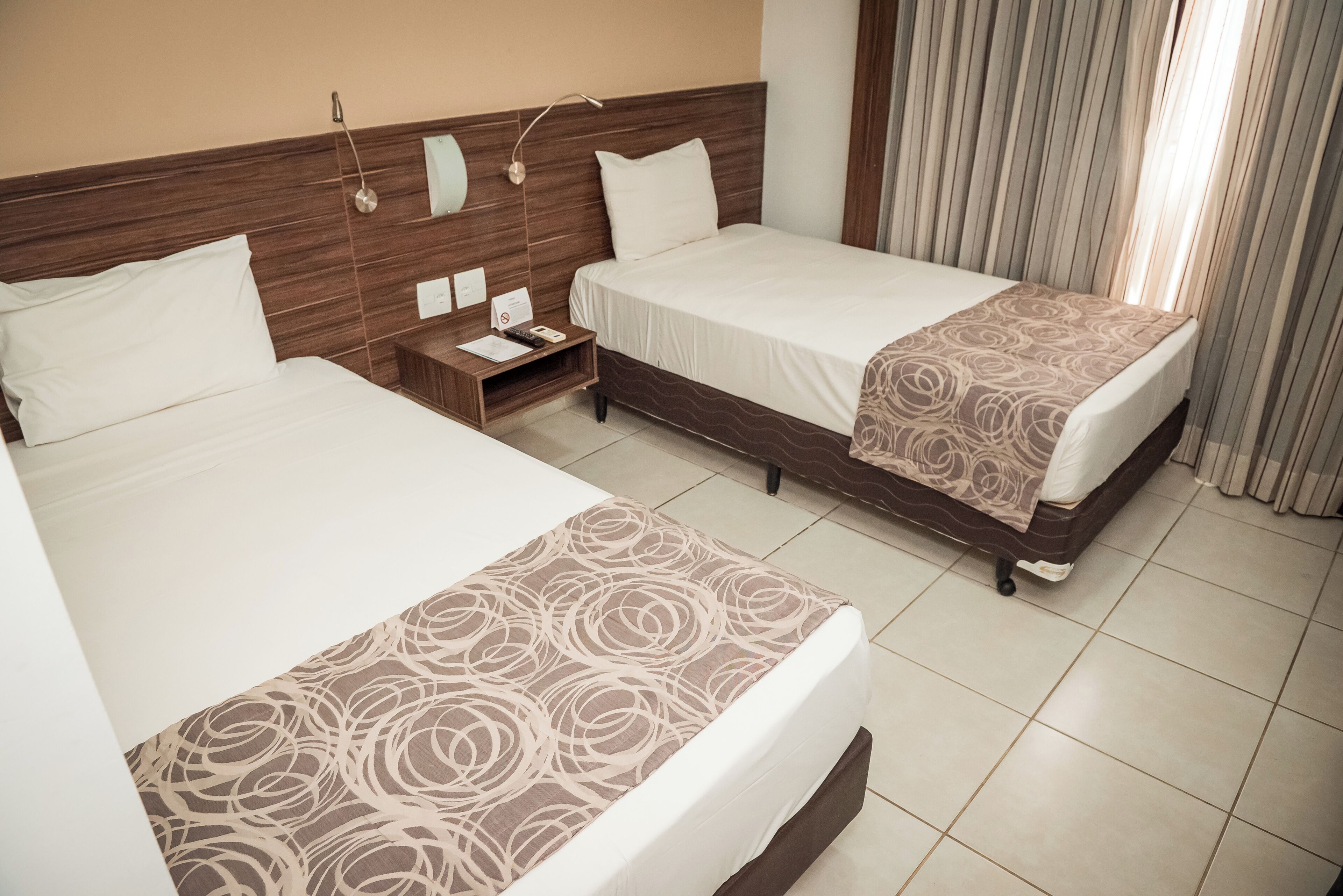 Quarto duplo superior, 2 camas de solteiro | Frigobar, cofres nos quartos, escrivaninha, cortinas blackout