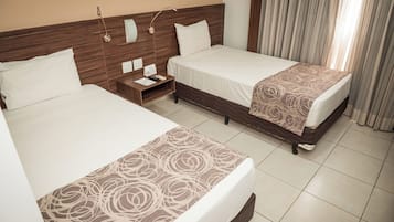 Quarto duplo superior, 2 camas de solteiro | Frigobar, cofres nos quartos, escrivaninha, cortinas blackout