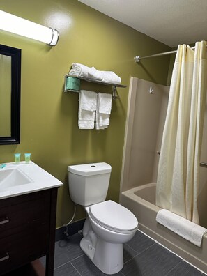 Quarto, 1 cama Queen | Banheiro | Banheira, toalhas de banho