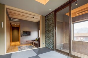 Suite, não fumadores (Japanese-style) | Sala de estar | TV de ecrã plano 