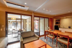 Suite Deluxe, não fumadores | Cofre no quarto, com decoração personalizada, ferro/tábua de engomar 