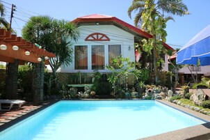 2 piscinas exteriores, espreguiçadeiras 