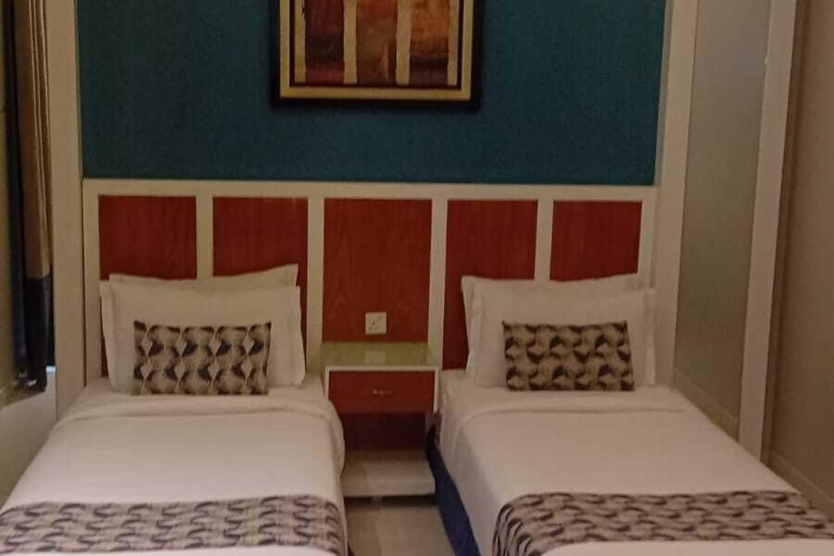 Quarto duplo standard | Cofres nos quartos, cortinas blackout, ferros/tábuas de passar roupa