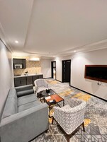 Suite Familiar, 2 quartos, Vista para a cidade | Sala de estar | Televisor LCD 