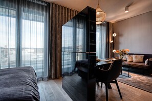 Uptown Suite | Área de estar | TV de tela plana 43 polegadas com canais a cabo, TV