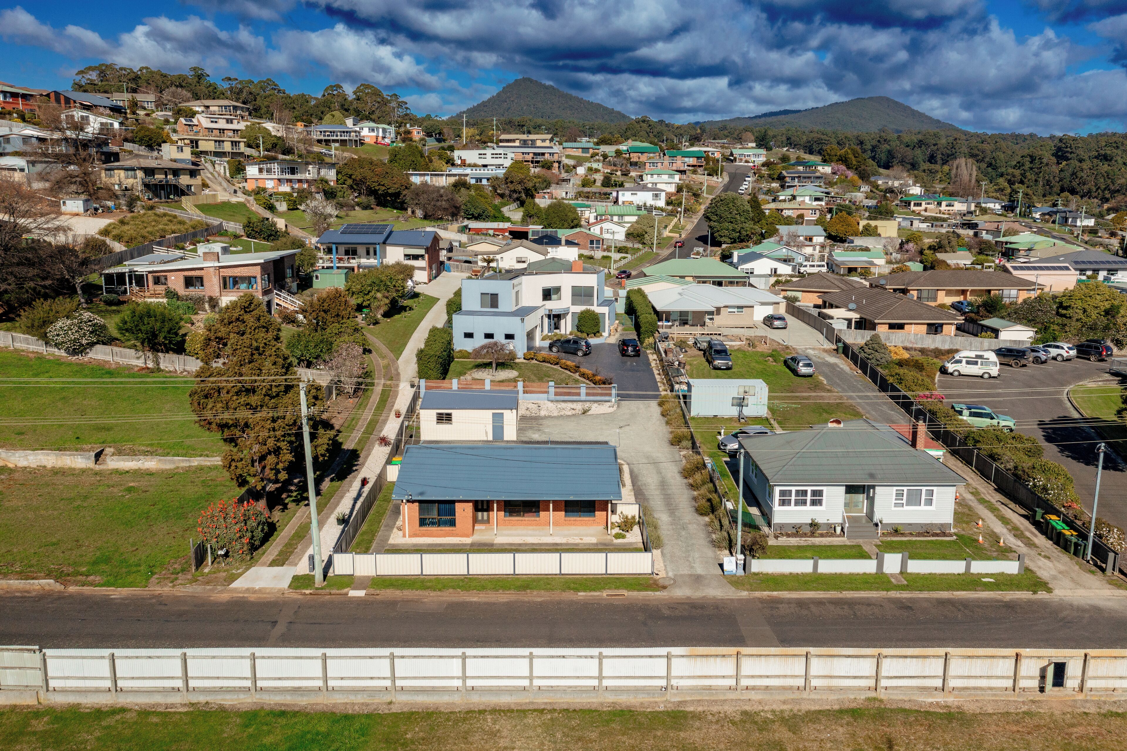 Área residencial com casas, ruas e uma paisagem acidentada ao fundo.