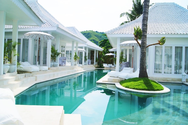 Piscina exterior, espreguiçadeiras