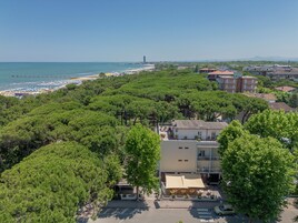 Cofres nos quartos, escrivaninha, roupa de cama