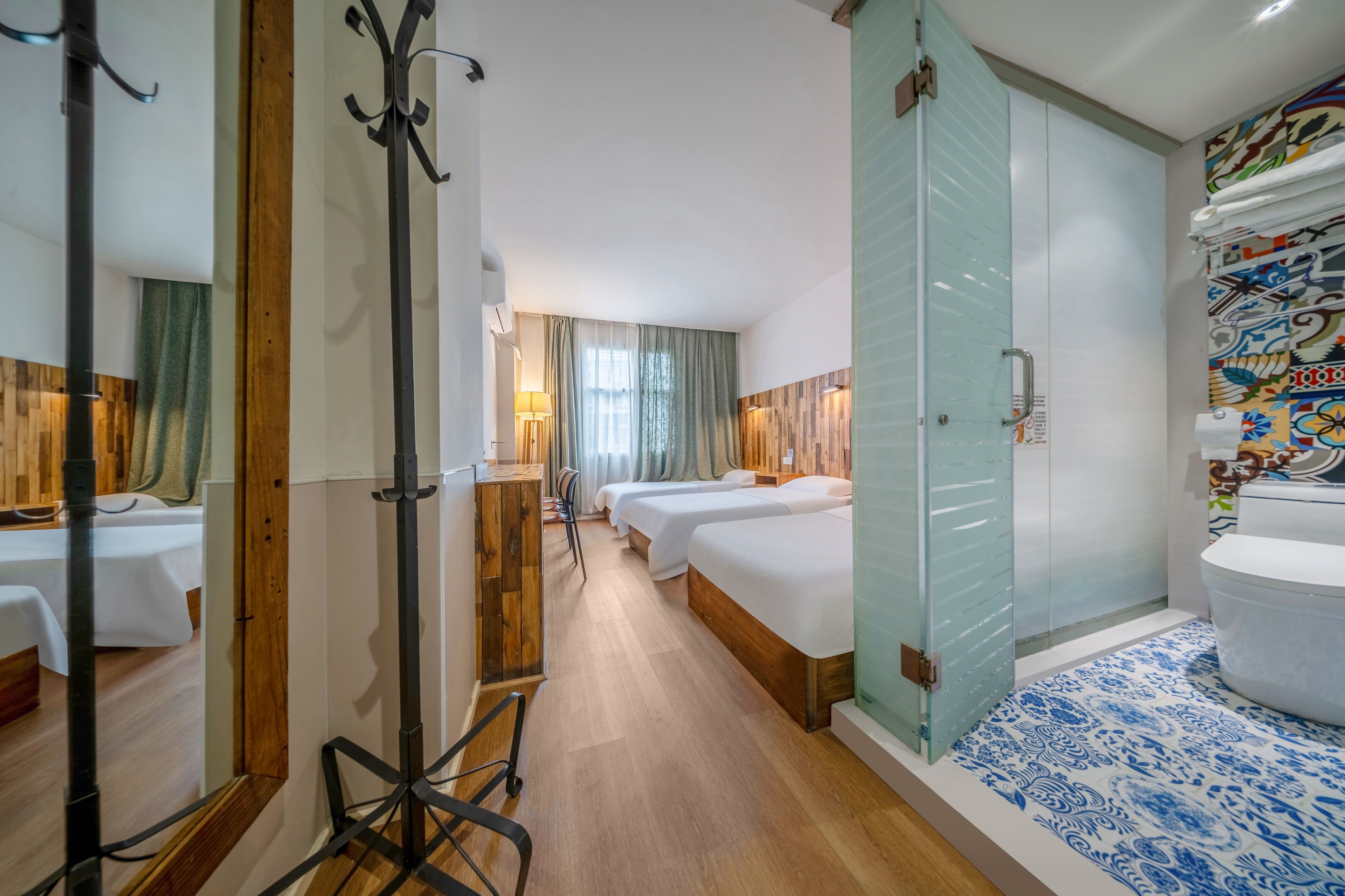 Quarto triplo conforto, 3 camas de solteiro | Cofres nos quartos, escrivaninha, quartos à prova de som