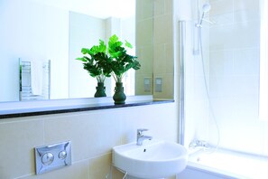 Apartamento, 3 quartos | Casa de banho | Uma combinação polibã/banheira, uma banheira de imersão total 