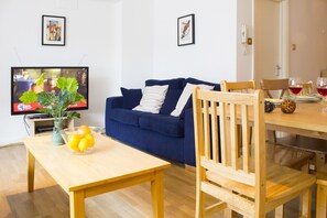 Apartamento, 3 quartos | Sala de estar | TV de ecrã plano 