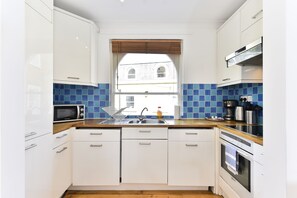 Apartamento, 1 quarto | Cozinha privada | Um frigorífico/congelador grande, um micro-ondas, um forno 