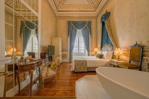 Ouro 04 | Minibar, cofre no quarto, secretária, quartos insonorizados 