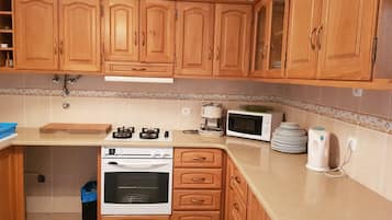 Um frigorífico, um micro-ondas, uma placa de cozinha