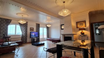 1 quarto, cofre no quarto, com decoração personalizada, secretária