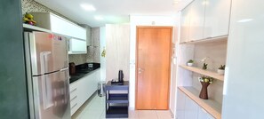 Apartamento exclusivo, 1 quarto | Cozinha privada | Geladeira, micro-ondas, talheres/pratos/utensílios de cozinha, freezer