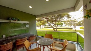Apartamento família, 3 quartos | Terraço/pátio