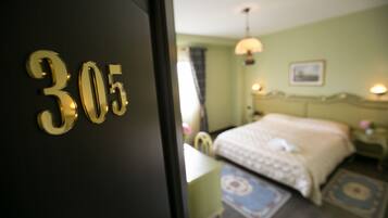 Roupa de alta qualidade, minibar, cofre no quarto, secretária