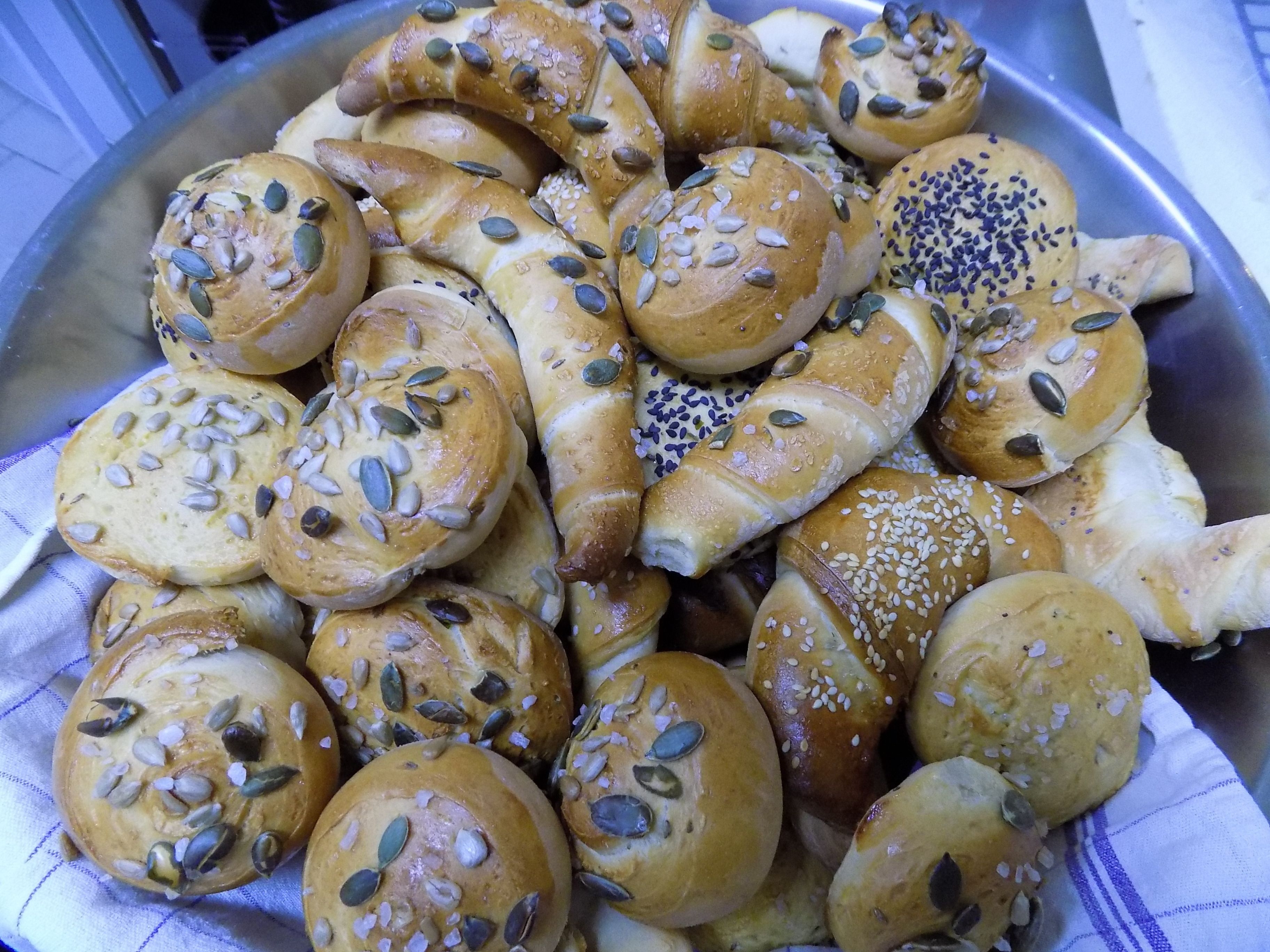 Uma bandeja com pães variados com sementes.