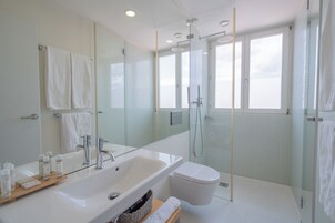 Quarto superior | Banheiro | Produtos de toalete grátis, secador de cabelo, toalhas de banho 