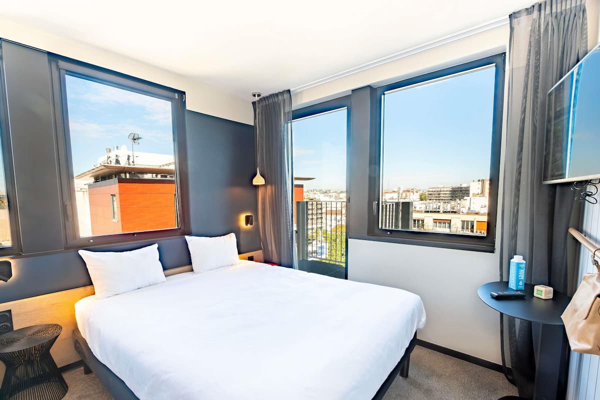 Quarto standard, 1 cama de casal | Cofres nos quartos, quartos à prova de som, Wi-Fi de cortesia