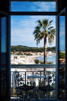Quarto luxo, 1 cama King, vista parcial para o mar | Frigobar (abastecido com itens grátis), cofres nos quartos