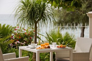Pequeno-almoço tipo buffet diário mediante uma taxa 