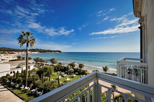 Quarto luxo, 1 cama King, vista parcial para o mar | Frigobar (abastecido com itens grátis), cofres nos quartos