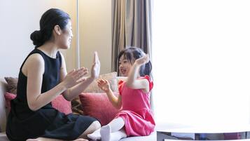 Quarto Familiar, 1 cama king-size e sofá-cama | 1 quarto, minibar, cofre no quarto, secretária