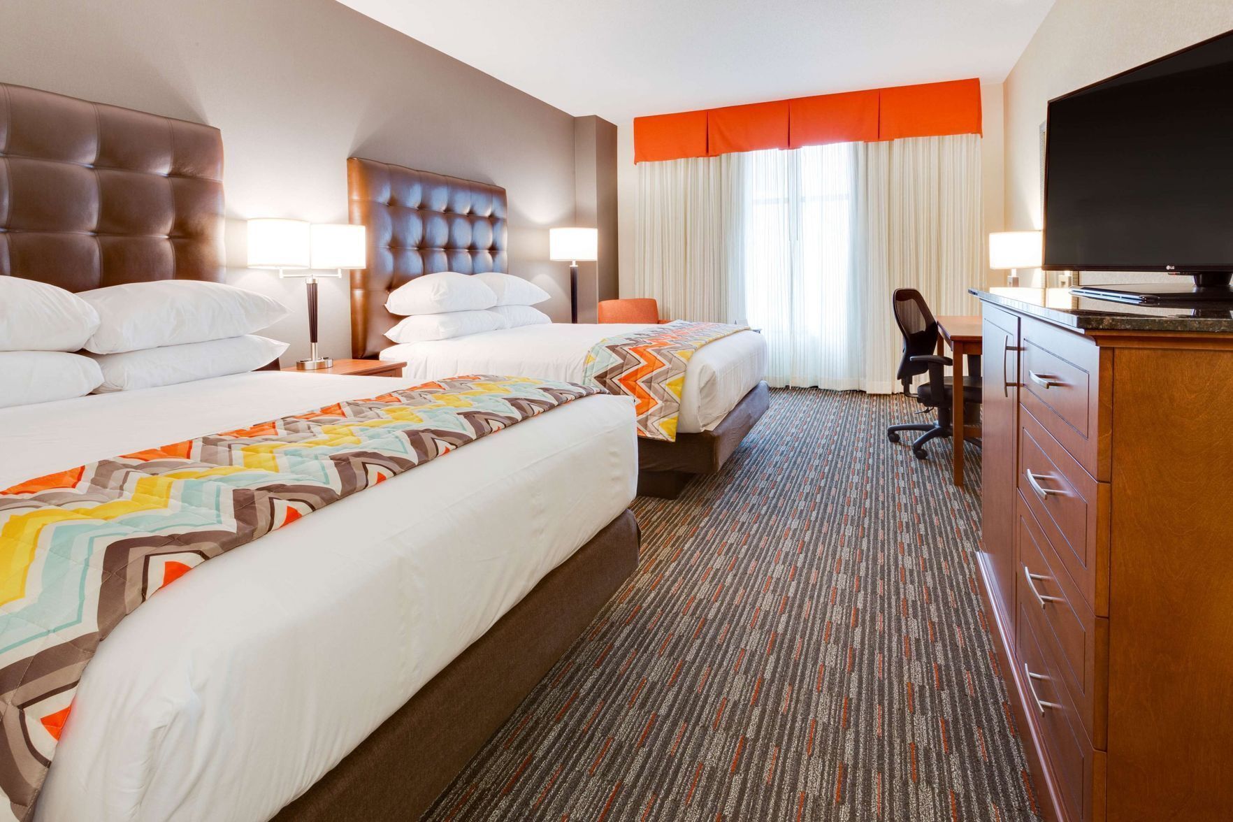 Secretária, secretária adequada para computadores portáteis 