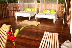 Quarto, 2 camas Queen | Cofres nos quartos, individualmente decorados