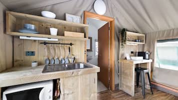 Tenda Deluxe, acessível | Cozinha privada | Um frigorífico, um micro-ondas, uma máquina de café expresso
