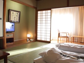 Escrivaninha, cortinas blackout, ferros/tábuas de passar roupa