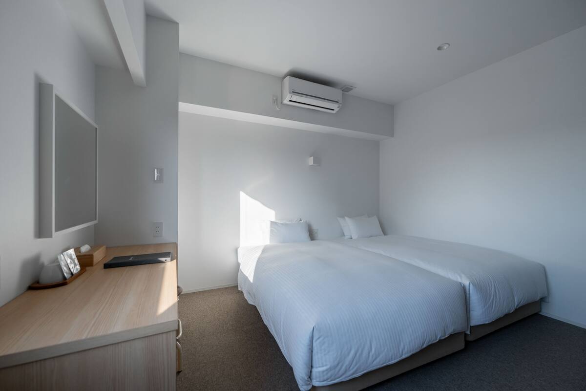 Quarto duplo | Edredons de pluma, berços grátis, Wi-Fi de cortesia, roupa de cama