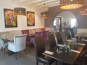 Pequenos-almoços, almoços, jantares servidos, cozinha francesa