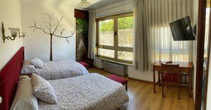 Quarto Duplo ou Twin | Secretária, cortinas/cortinados opacos, berços/camas para crianças 