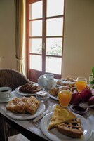 Café da manhã com buffet grátis todos os dias