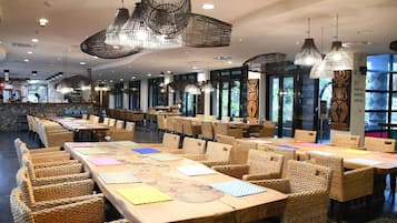 Almoços e jantares servidos, incluindo cozinha local