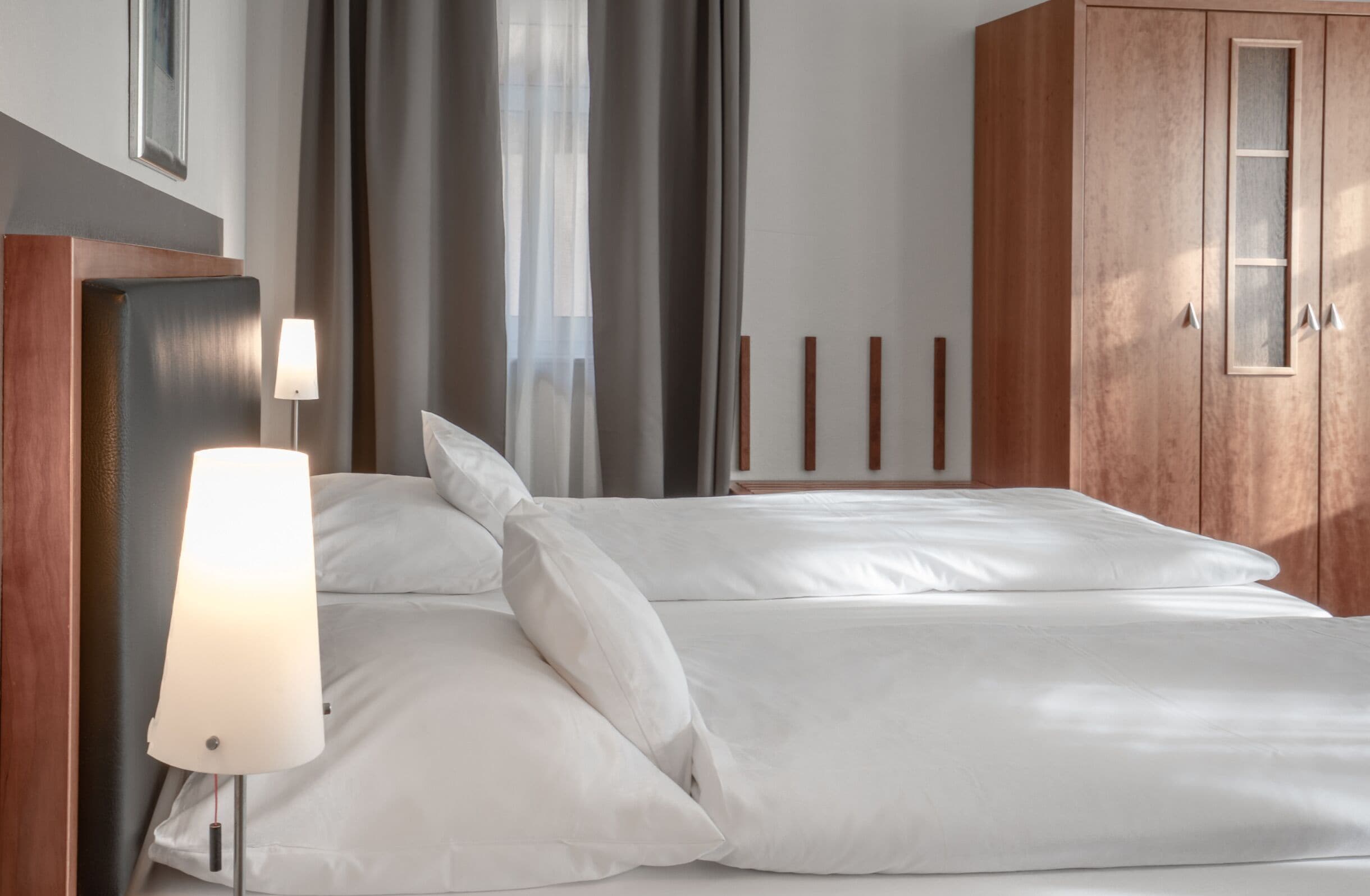 Doppelzimmer Premium | Roupa hipoalergénica, minibar, cofre no quarto 